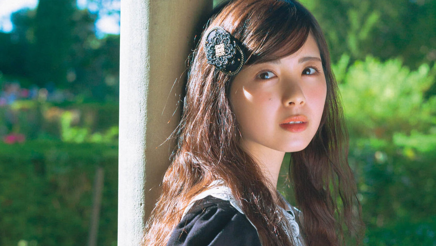 乃木坂46筒井あやめがムード漂う、修道院の庭へ｜1st写真集先行カット | bis[ビス]