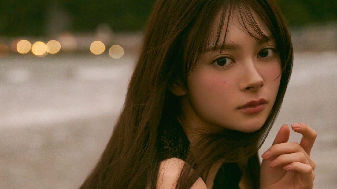 夕暮れのビーチで大人の雰囲気。AKB48 19期研究生、伊藤百花フォトブック先行カット解禁 | bis[ビス]