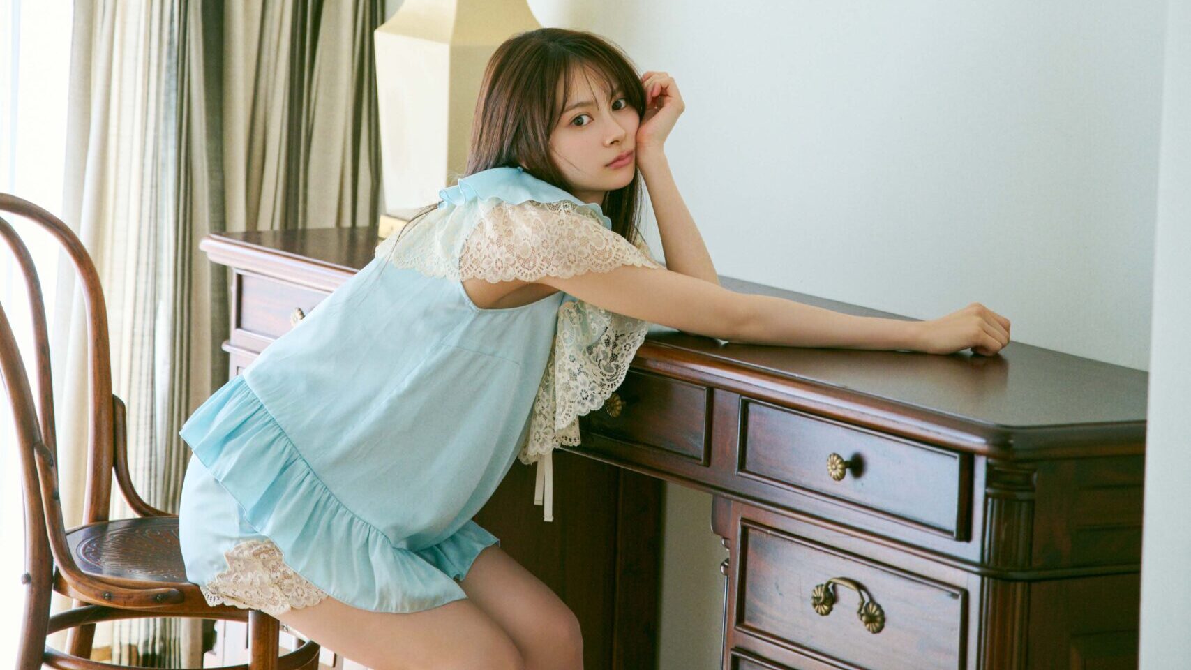 AKB48伊藤百花がアンニュイな表情で見つめる。フォトブック裏表紙が決定 | bis[ビス]